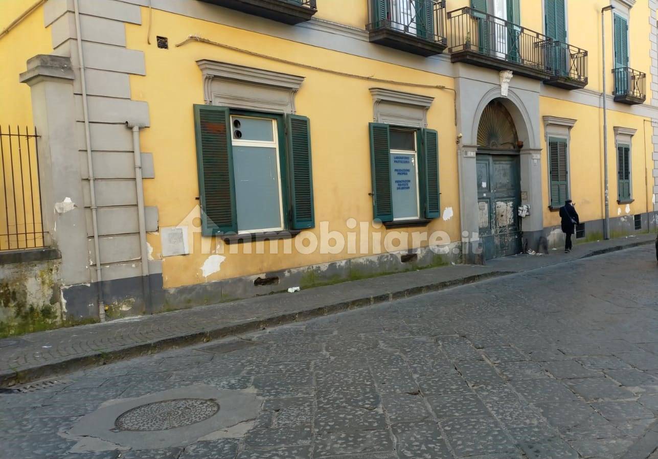 Locale commerciale con laboratorio in Vendita