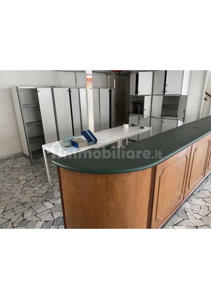 Locale commerciale con laboratorio in Vendita