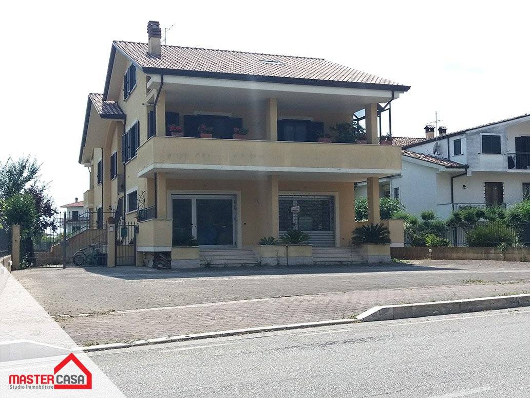 Locale commerciale in Vendita
