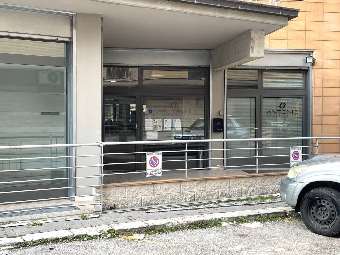 Locale commerciale in Vendita