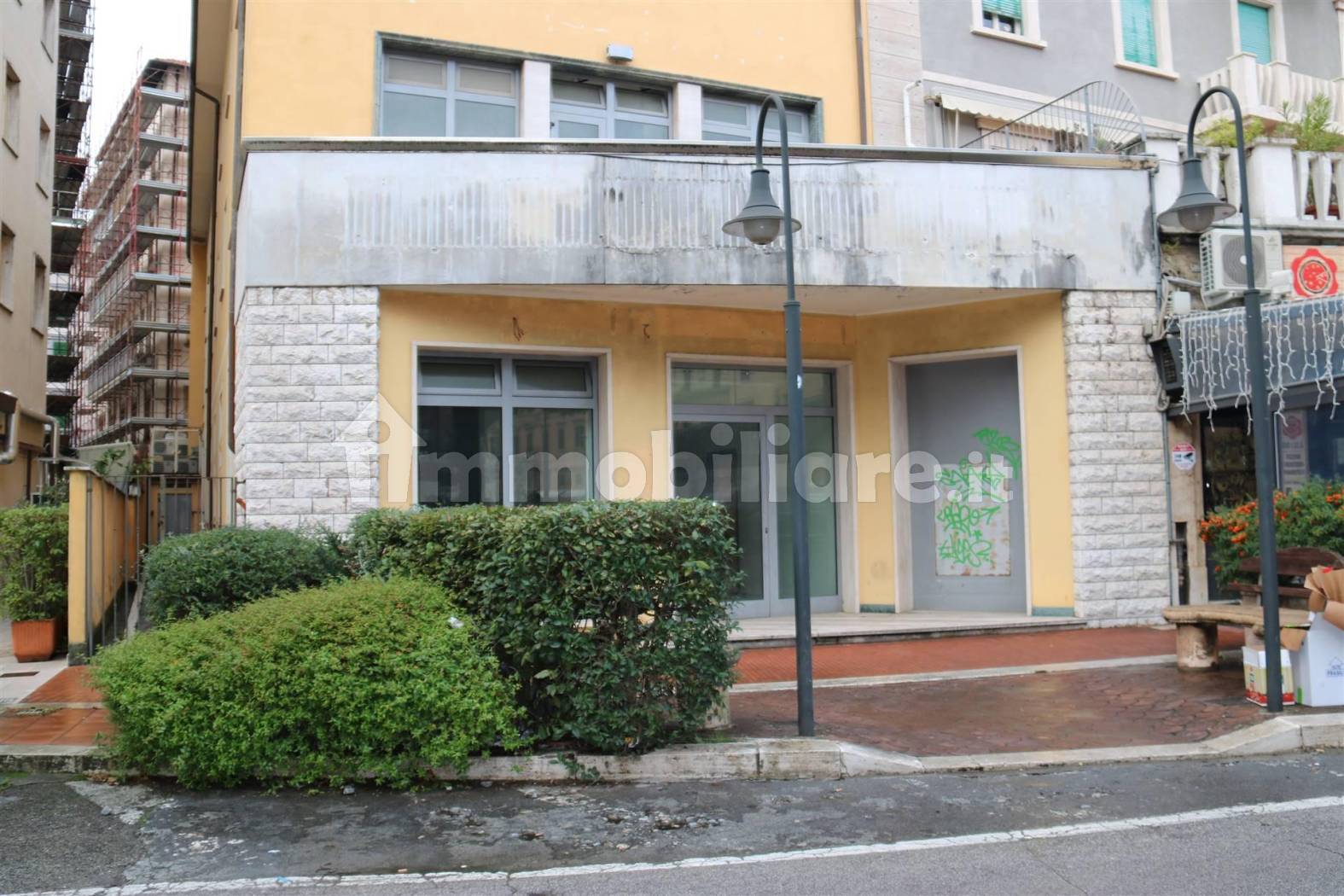 Locale commerciale in Vendita