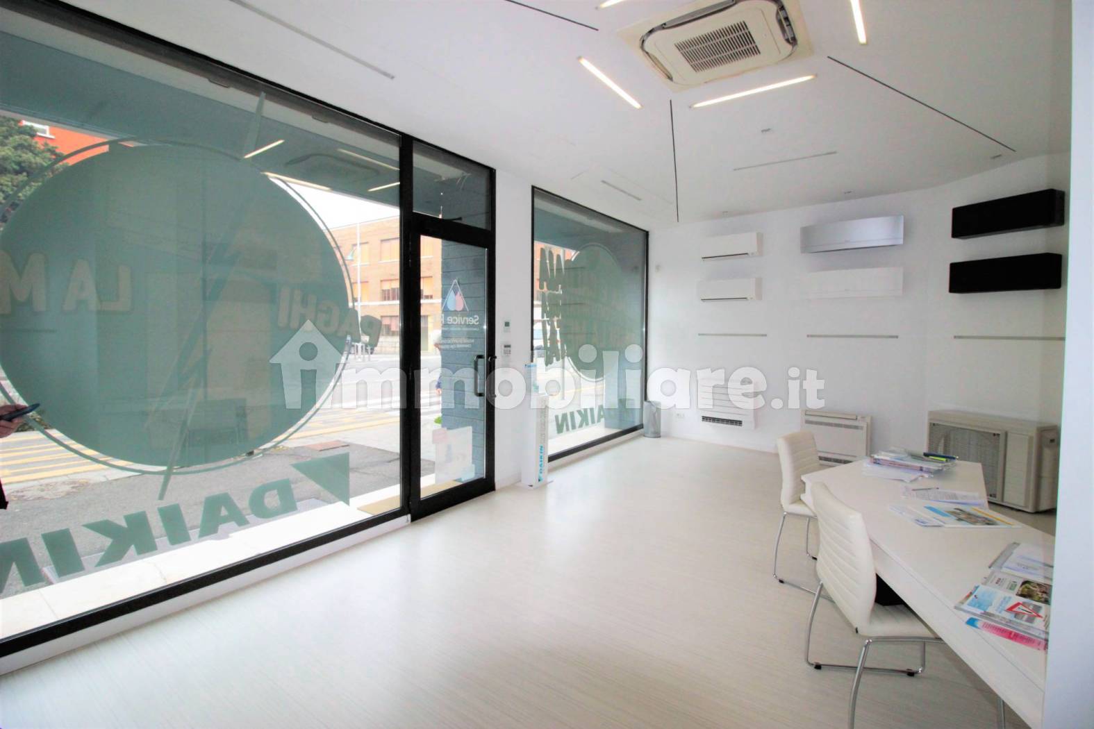 Locale commerciale in Vendita