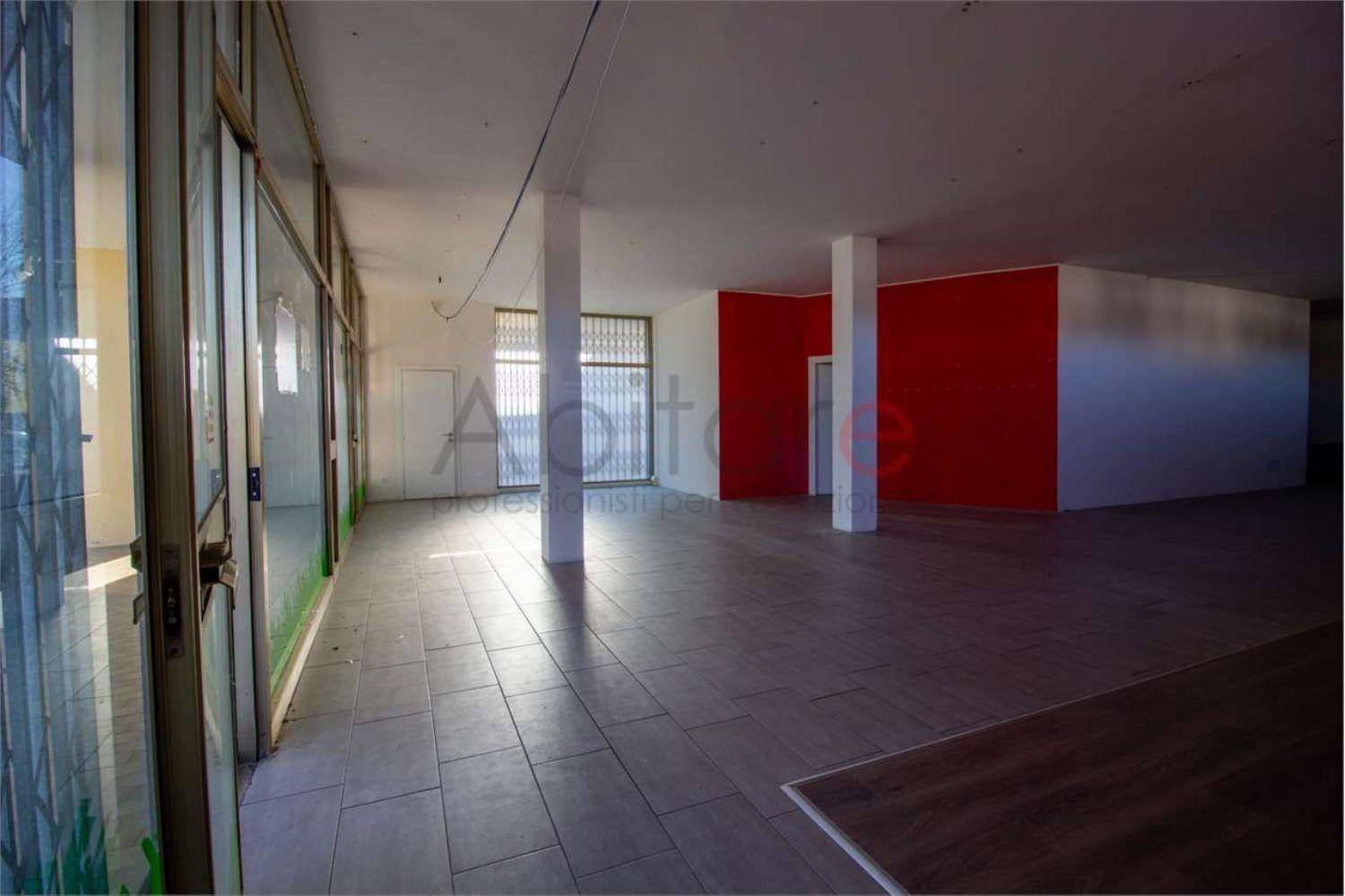 Locale commerciale in Vendita