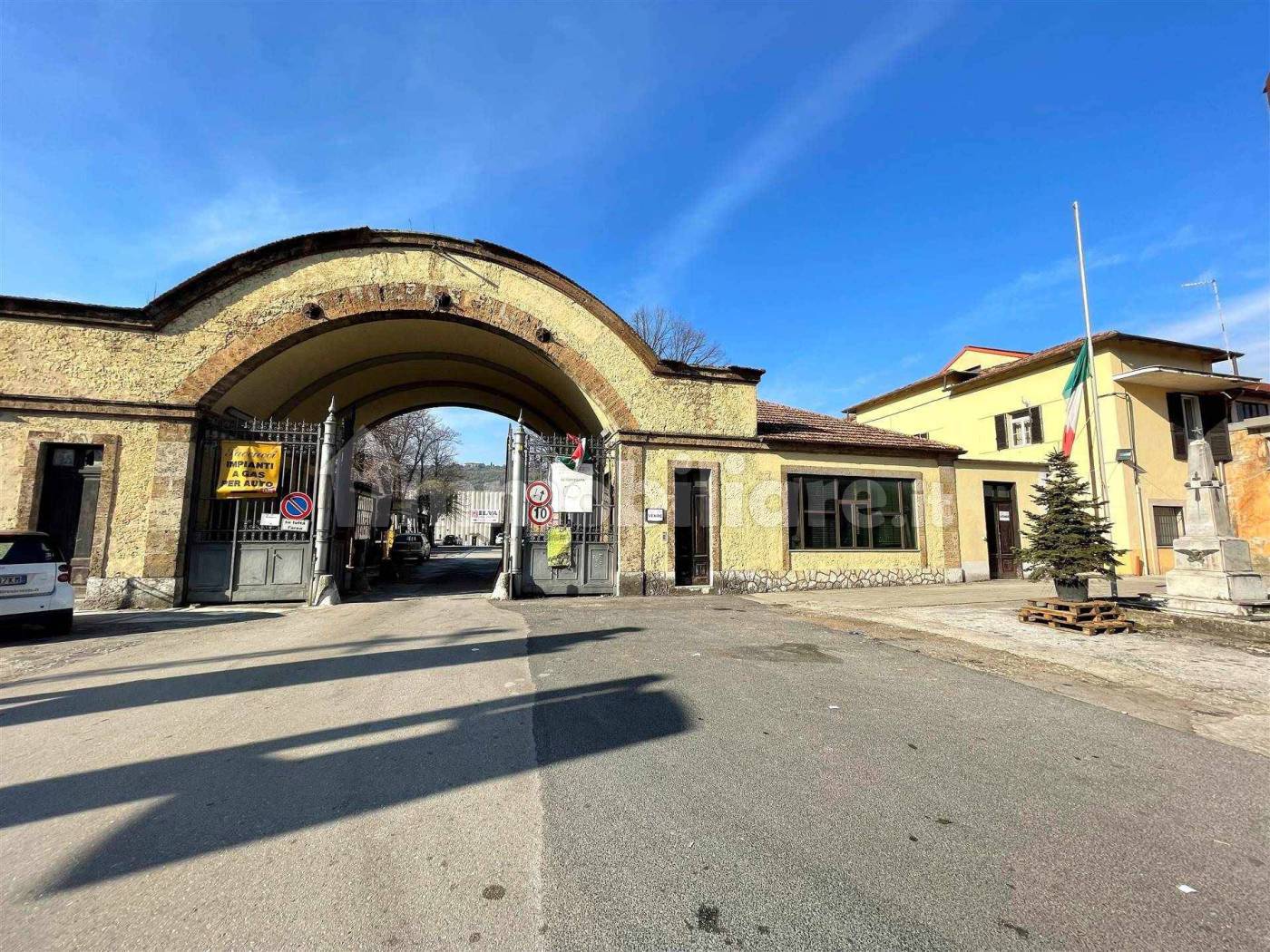 Locale commerciale in Vendita