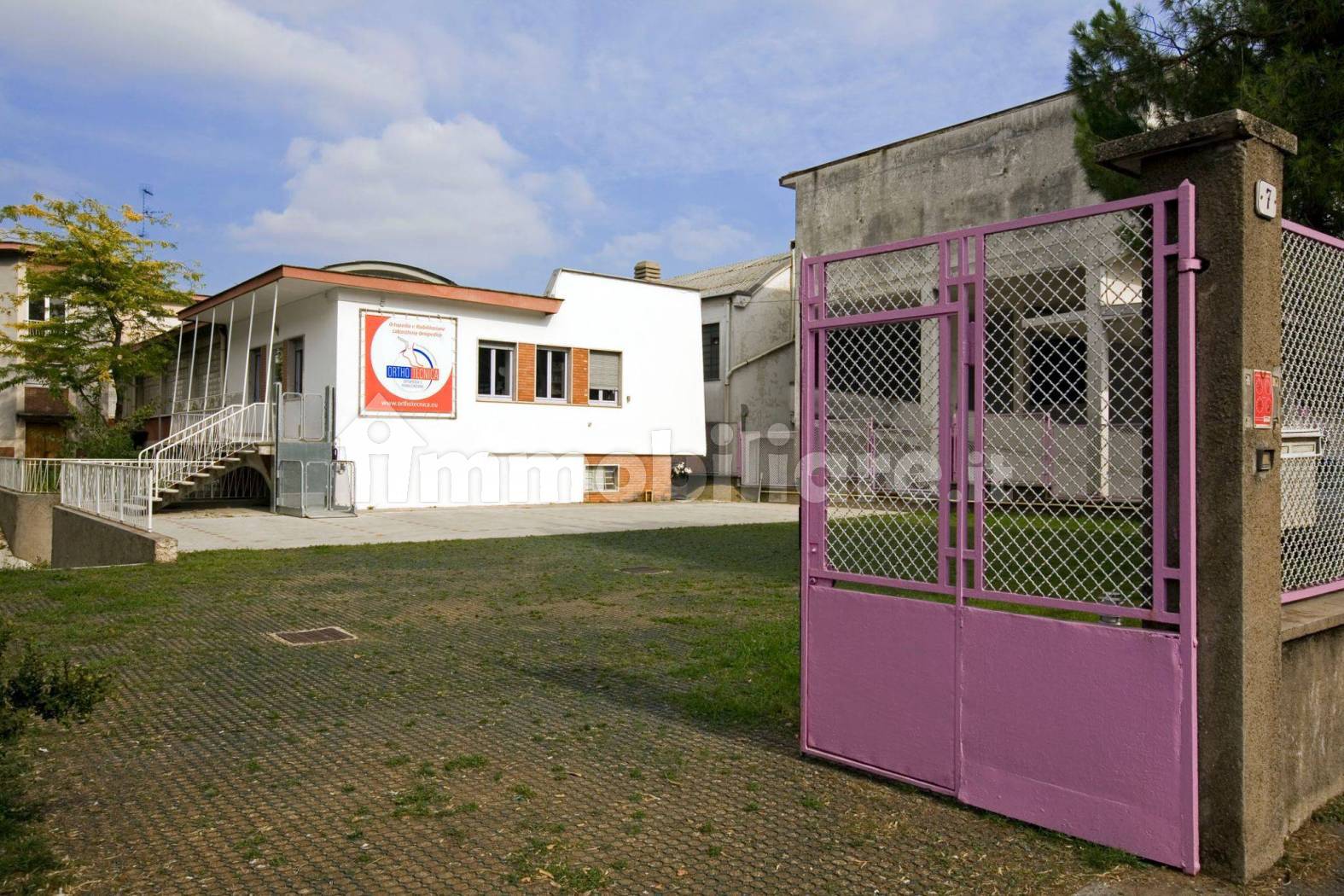 Locale commerciale con laboratorio in Vendita