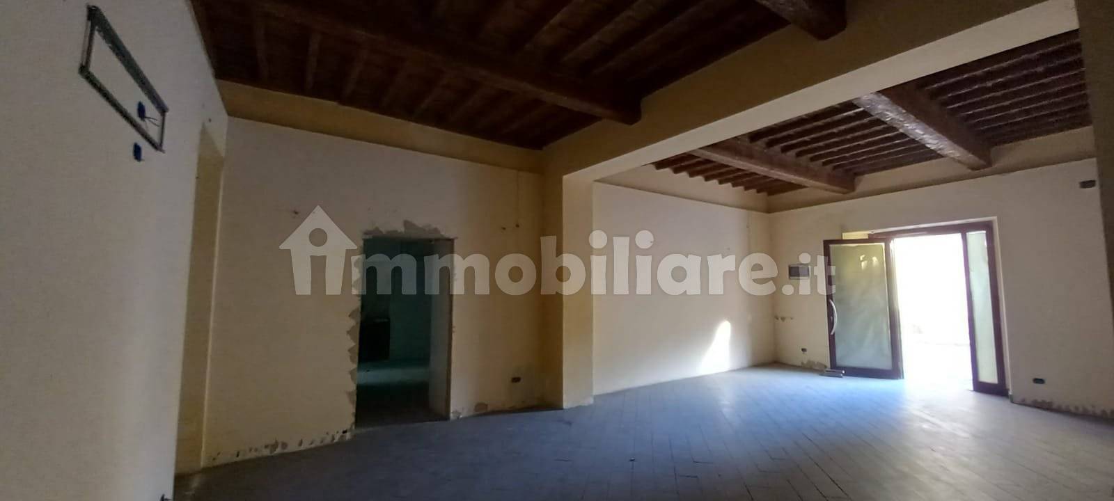 Locale commerciale in Vendita