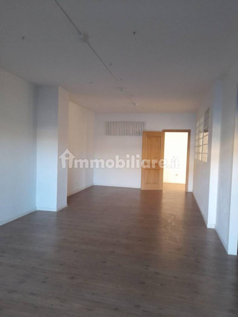 Locale commerciale in Vendita