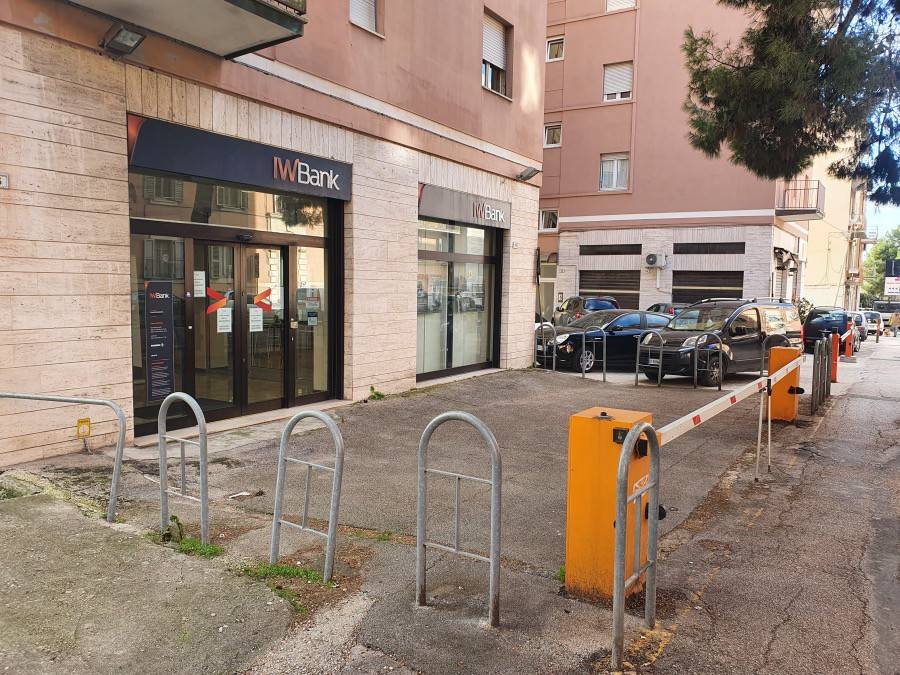 Locale commerciale in Vendita