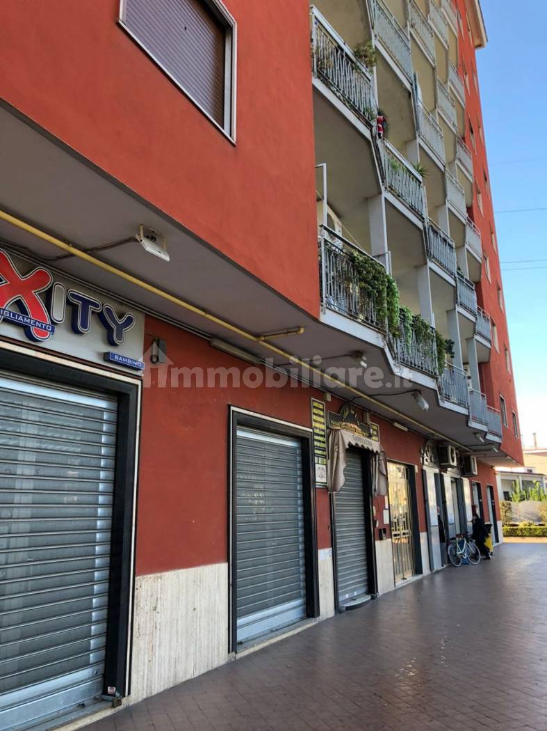 Locale commerciale in Vendita