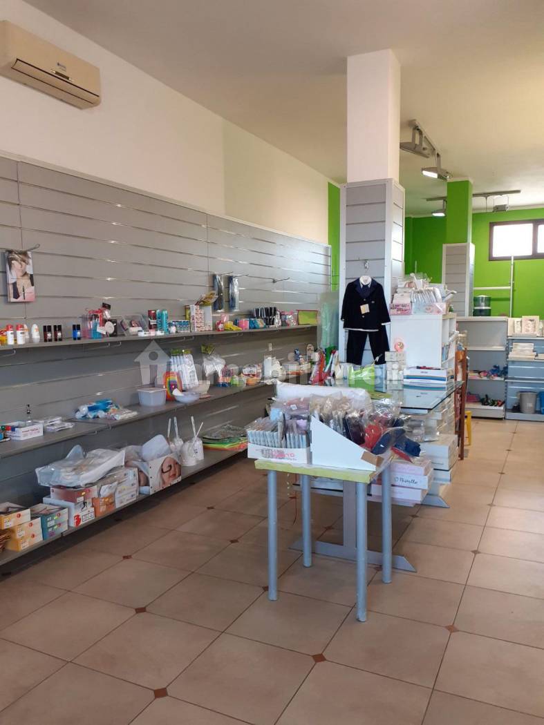Locale commerciale in Vendita
