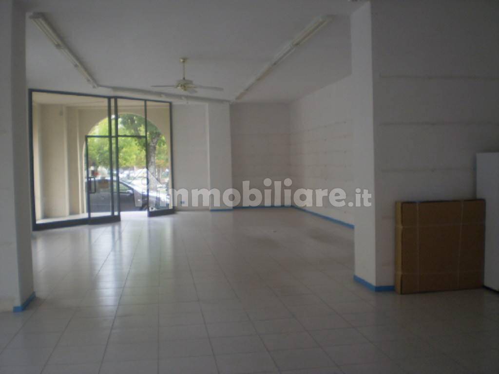 Locale commerciale in Vendita