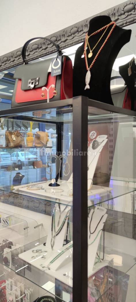 Locale commerciale in Vendita