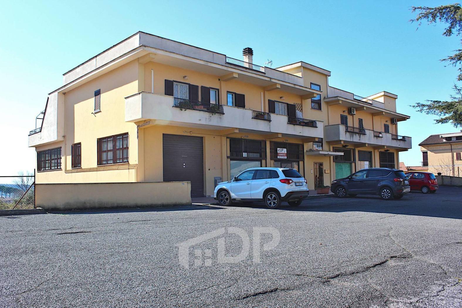 Locale commerciale con laboratorio in Vendita