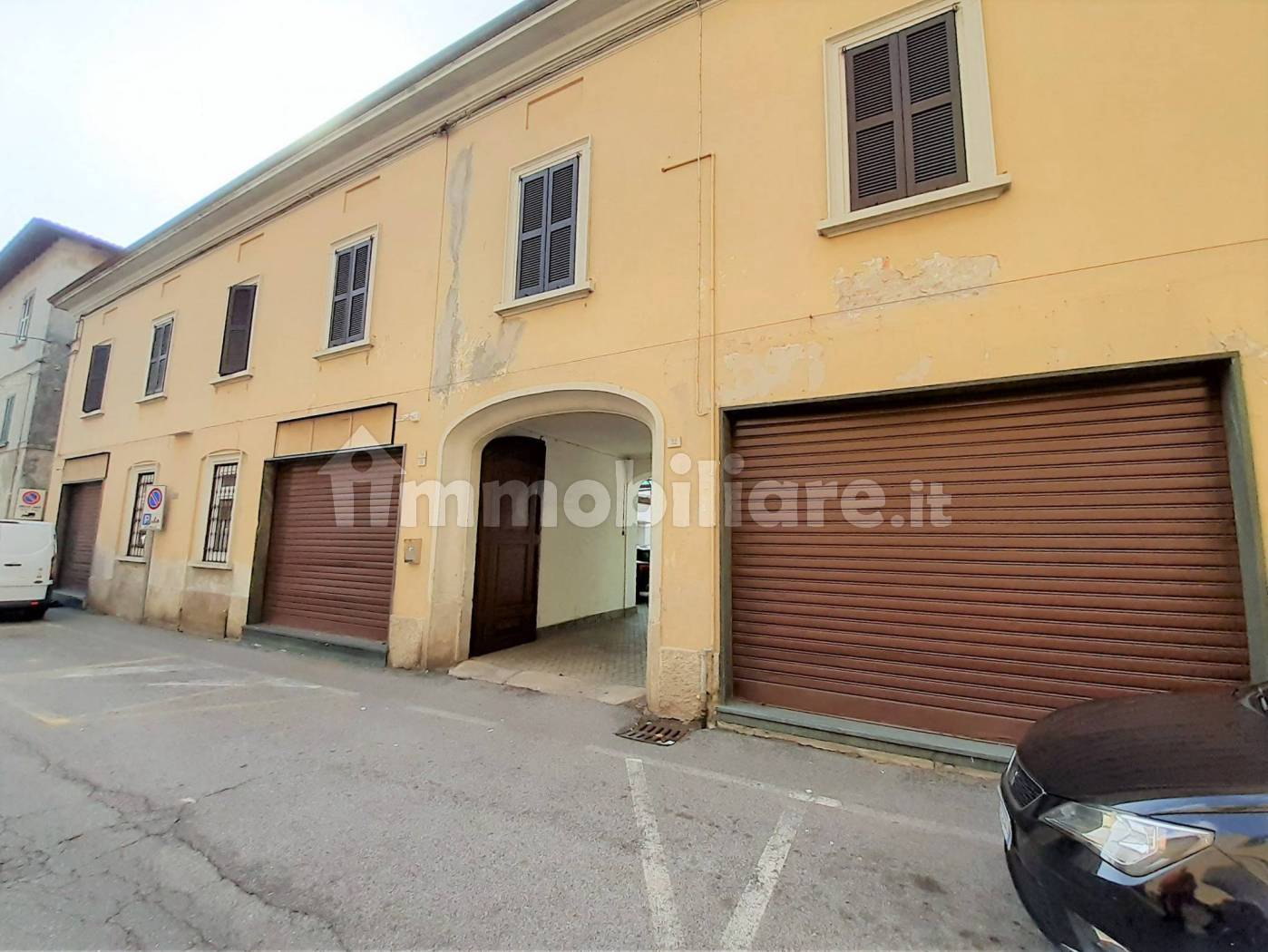 Locale commerciale con laboratorio in Vendita