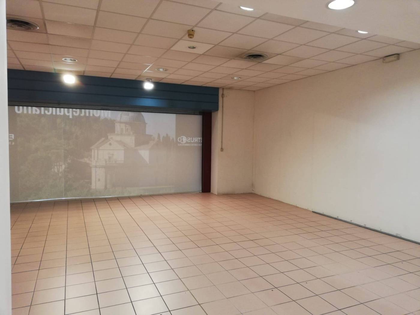 Locale commerciale in Vendita