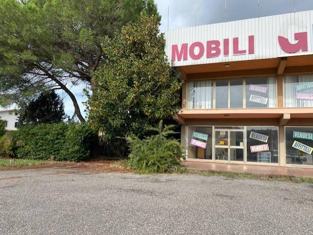 Locale commerciale in Vendita