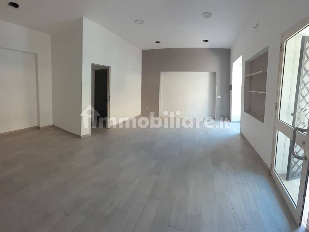 Locale commerciale piazza Vittorio Emanuele Orlando, Cinisi, Rif ...