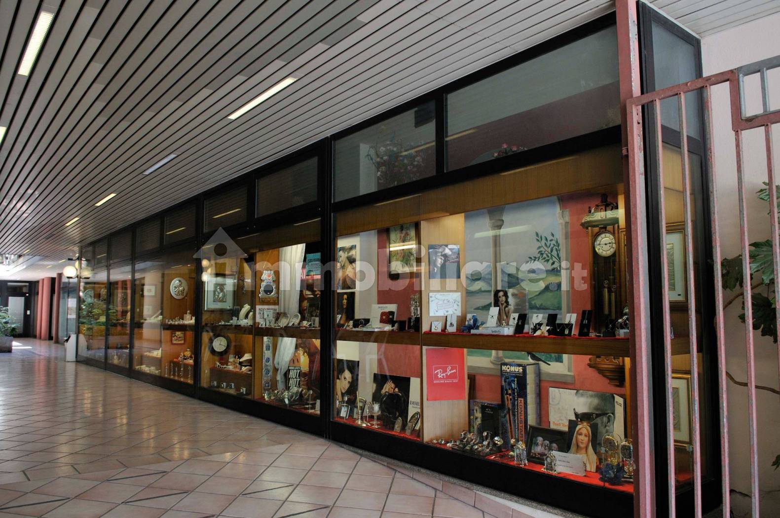 Gioielleria - Orologeria con laboratorio in Vendita