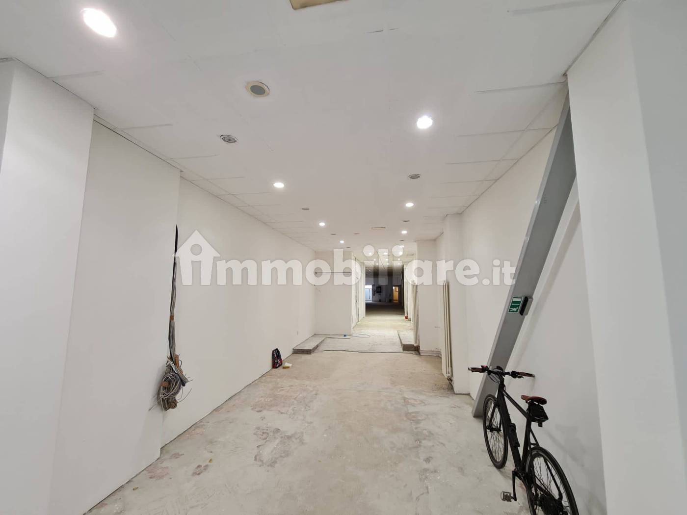 Locale commerciale in Vendita