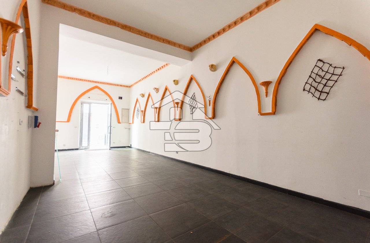 Locale commerciale in Vendita