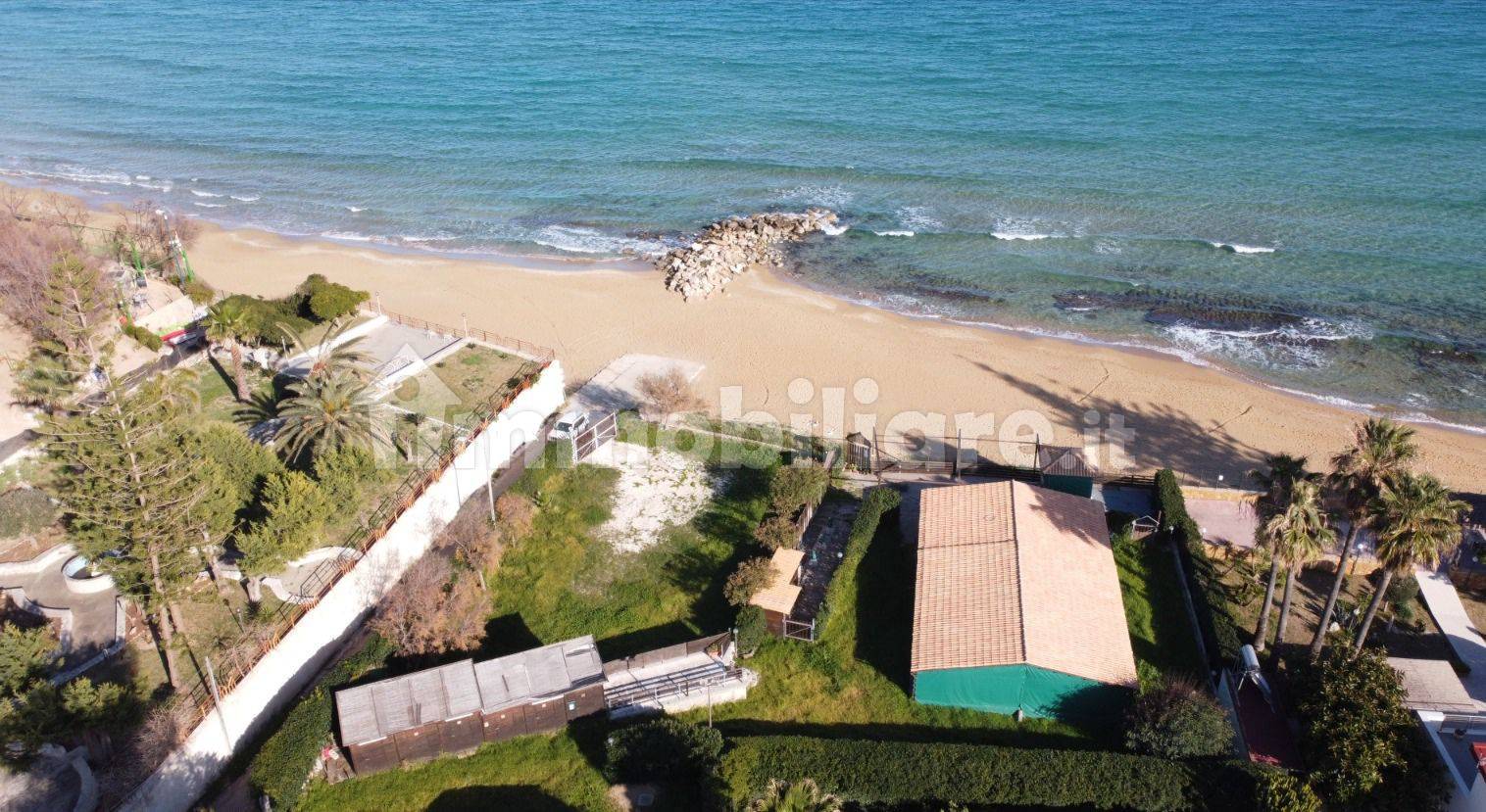 Locale commerciale in Vendita