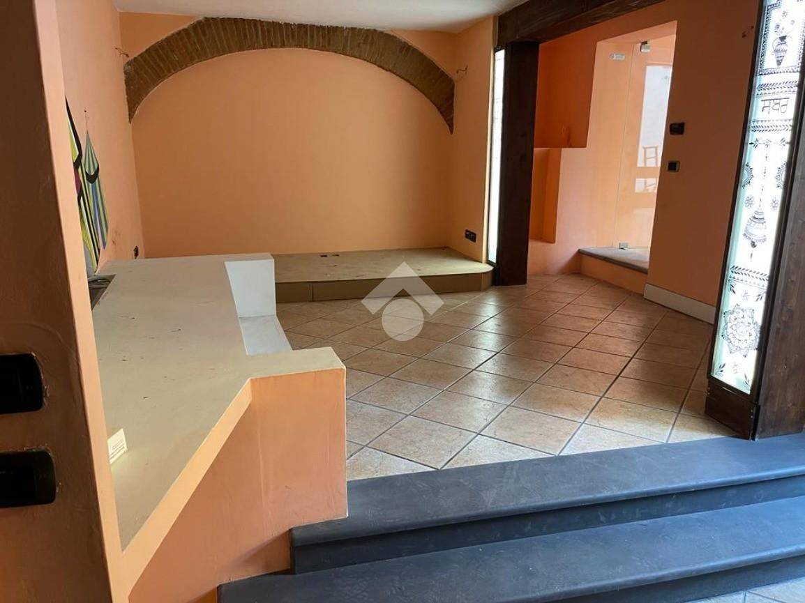 Locale commerciale in Vendita