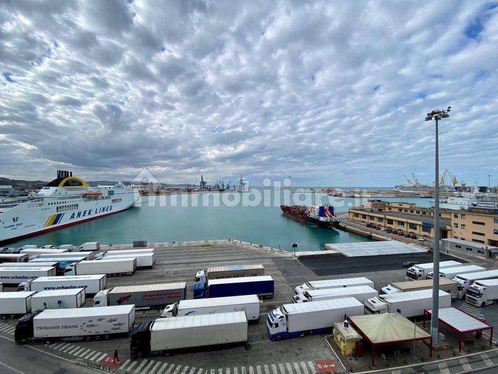 Appartamento piazza della Repubblica, Corsi, Ancona