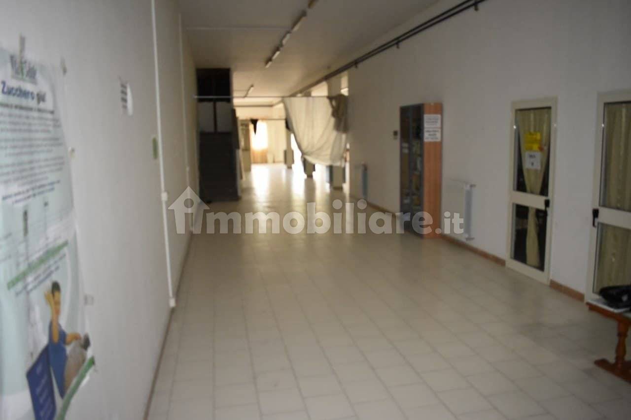 Locale commerciale con laboratorio in Vendita