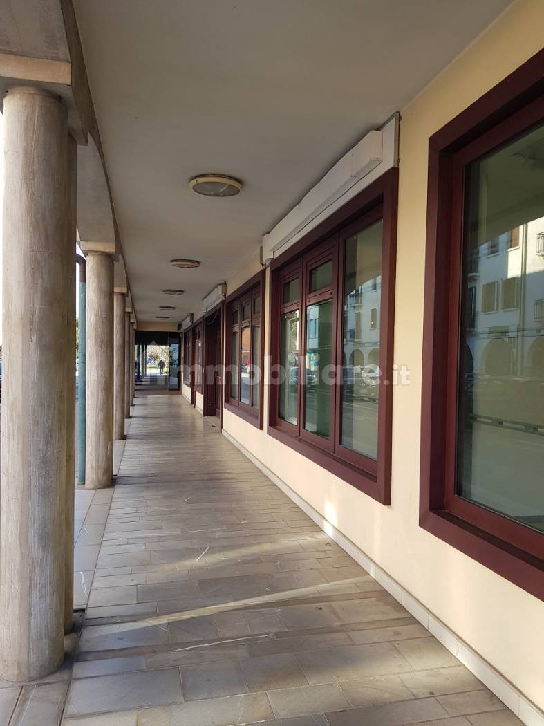 Locale commerciale in Vendita