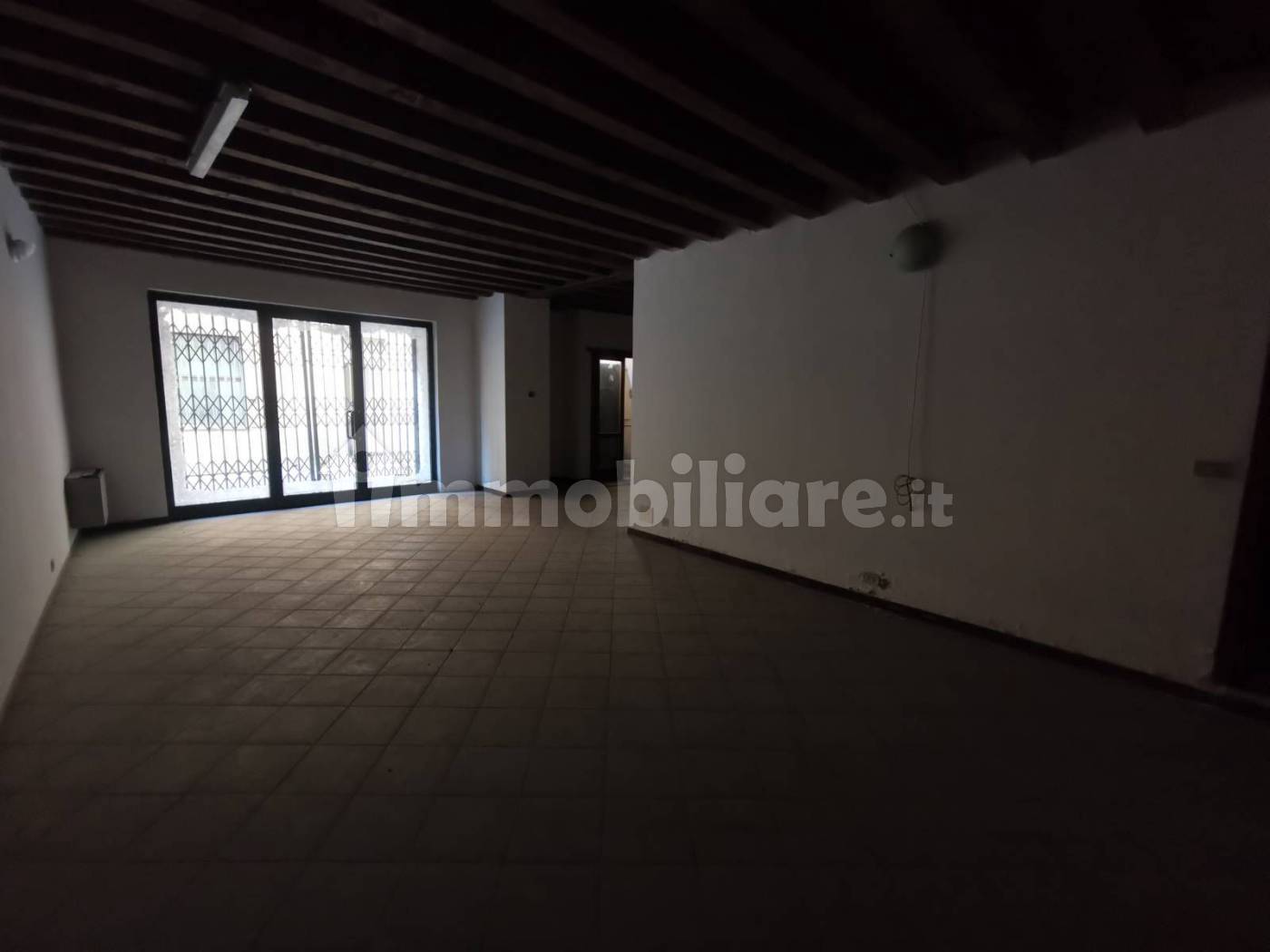 Locale commerciale in Vendita