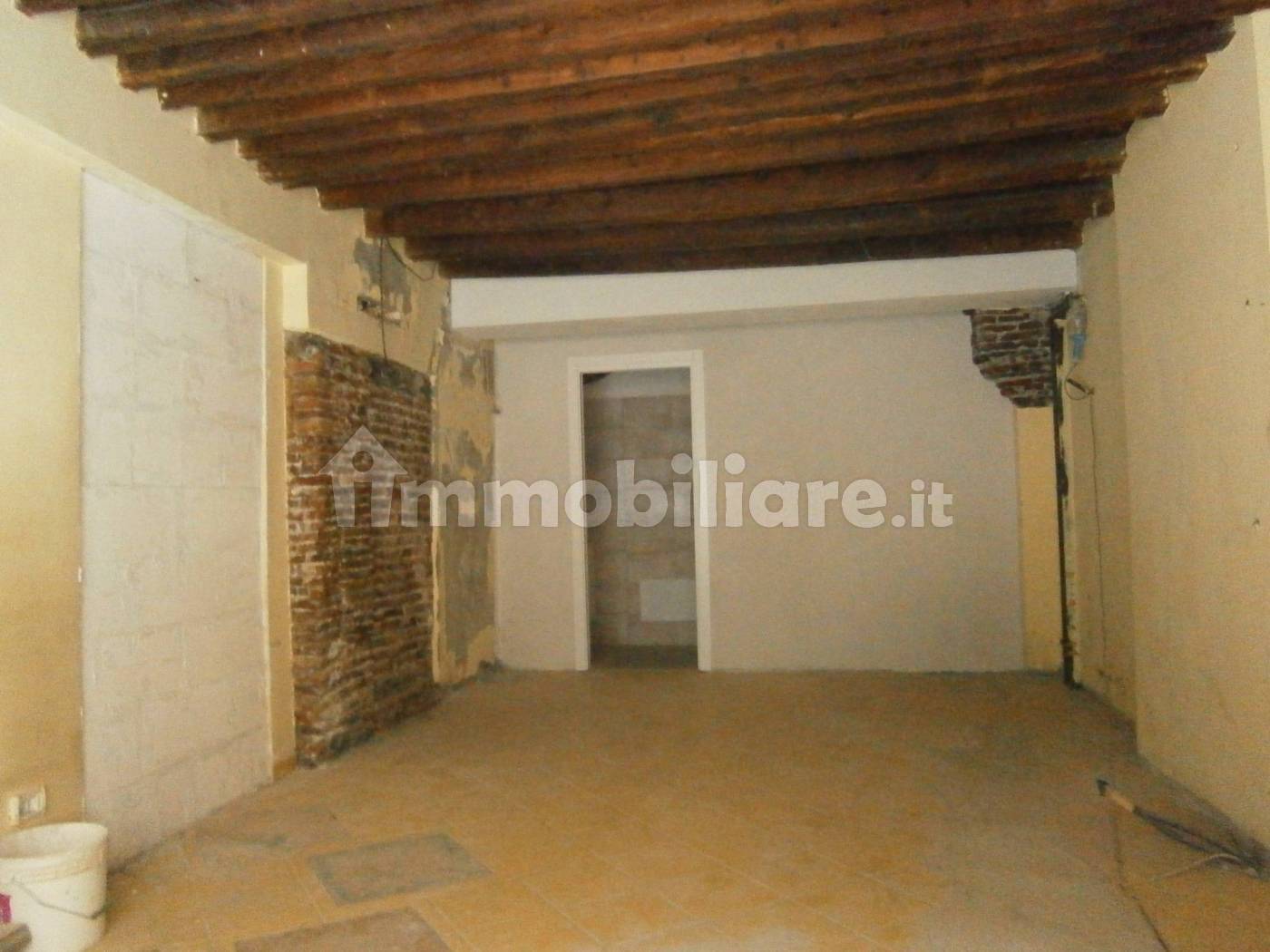 Locale commerciale in Vendita