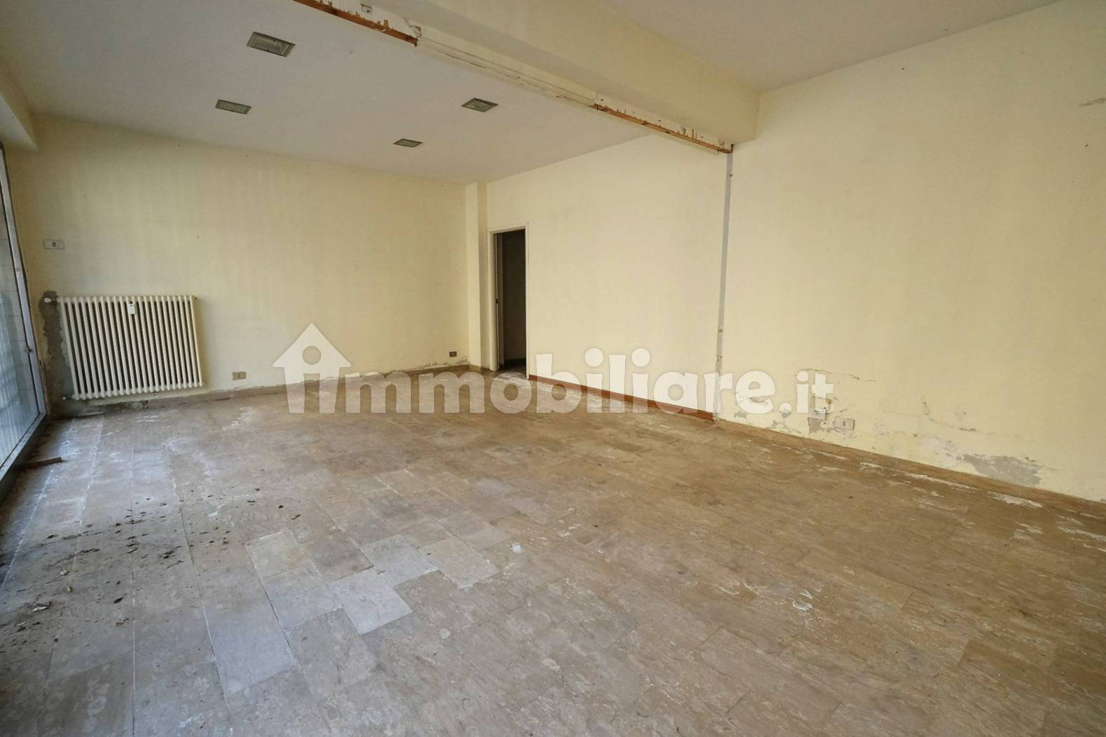 Locale commerciale in Vendita