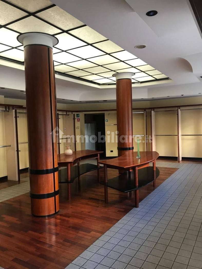 Negozio di abbigliamento in Vendita