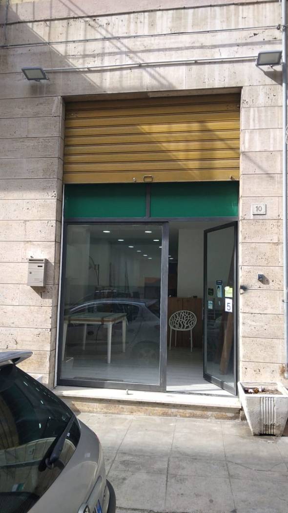 Locale commerciale in Vendita