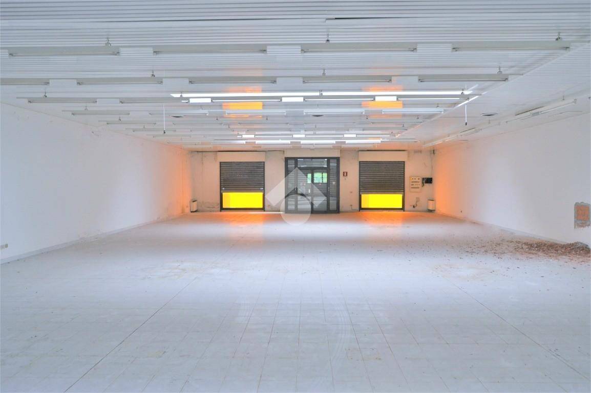 Locale commerciale in Vendita