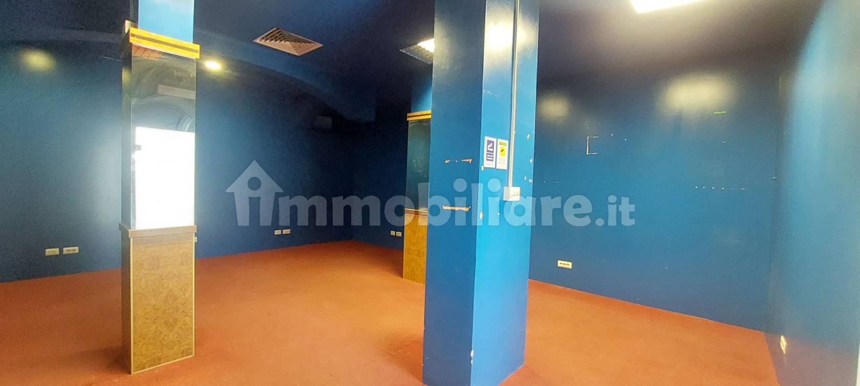 Locale commerciale in Vendita