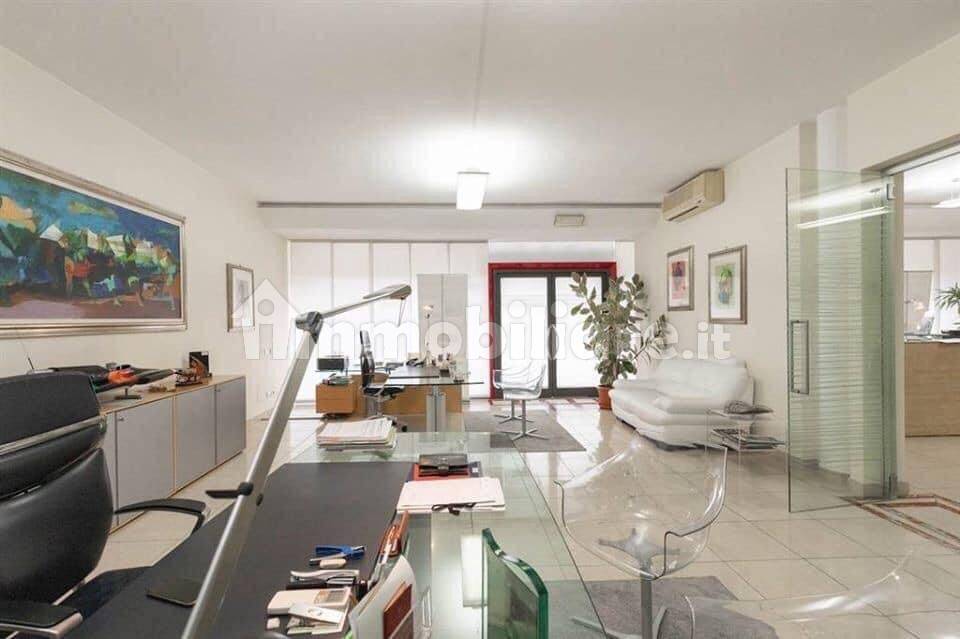 Locale commerciale in Vendita