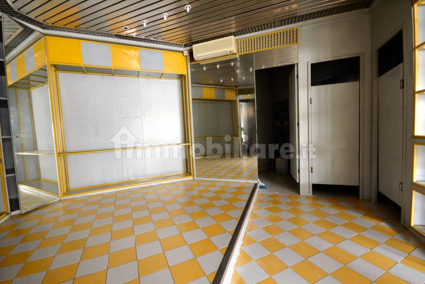 Locale commerciale in Vendita