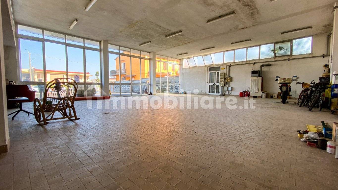 Locale commerciale con laboratorio in Vendita