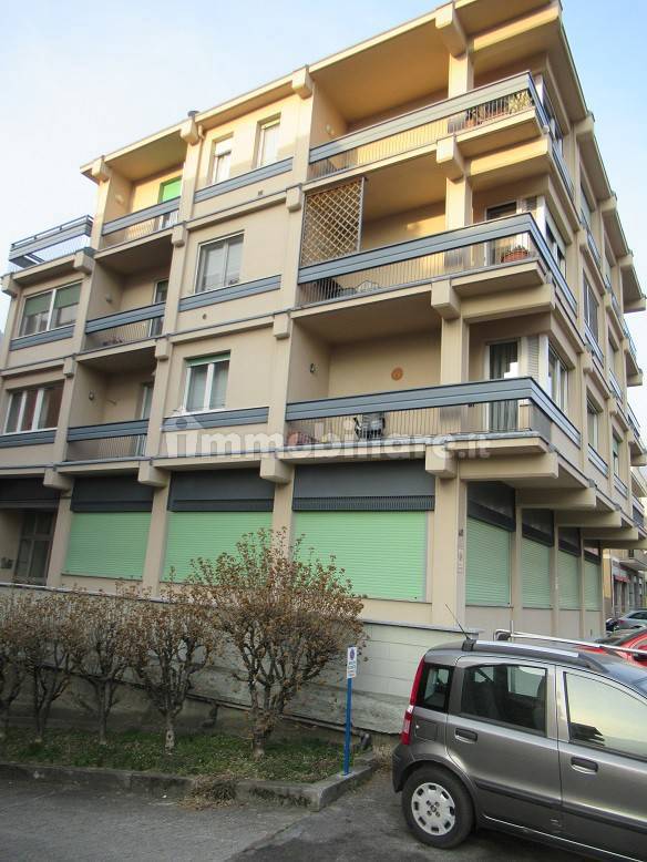 Locale commerciale con laboratorio in Vendita