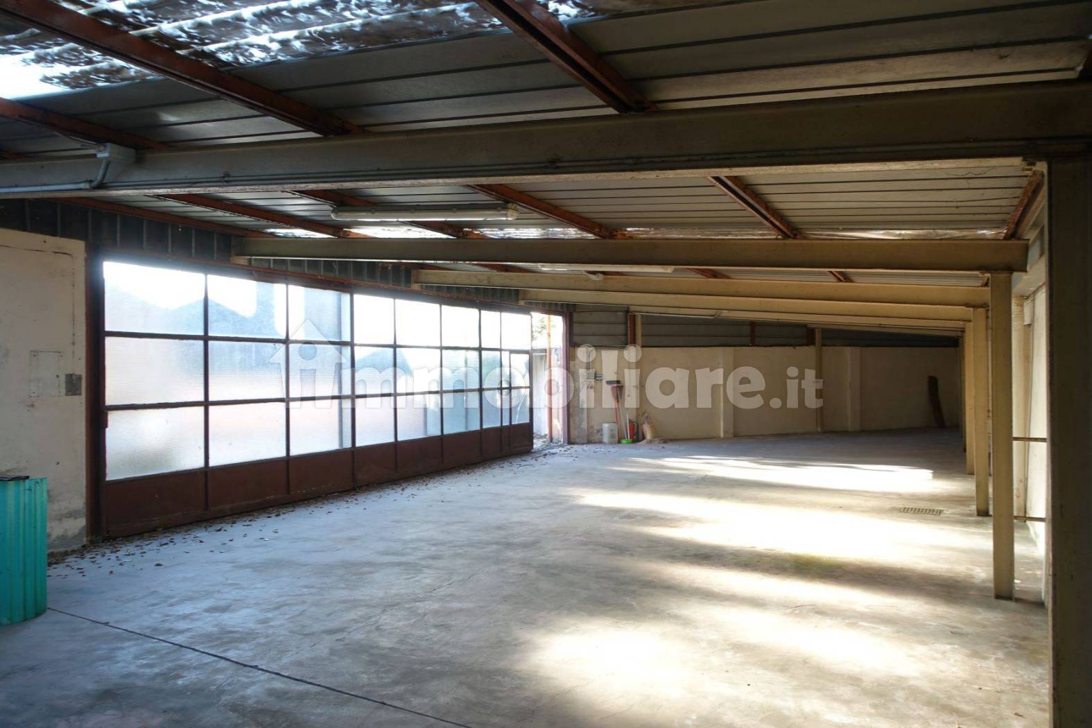 Locale commerciale con laboratorio in Vendita