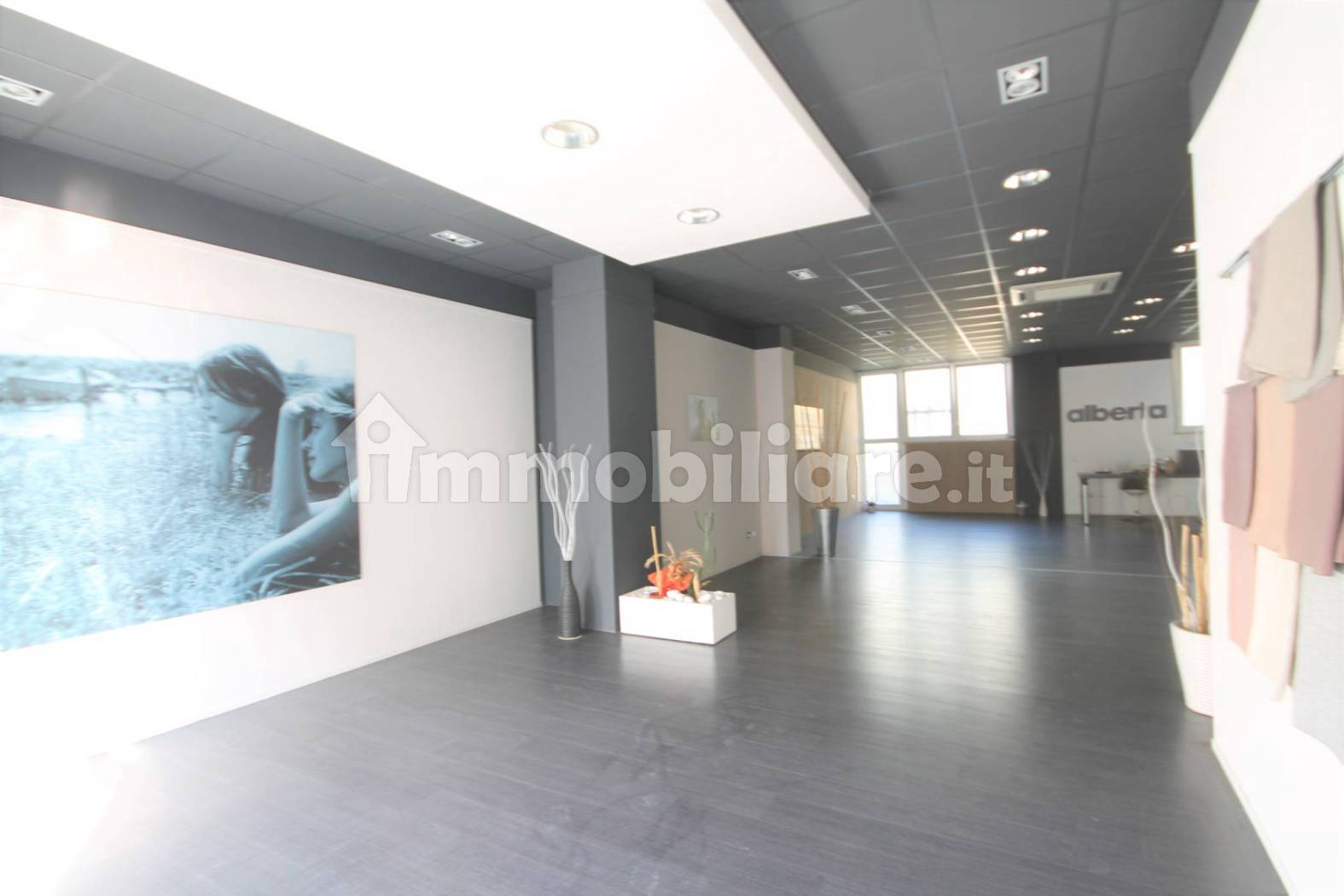 Locale commerciale in Vendita