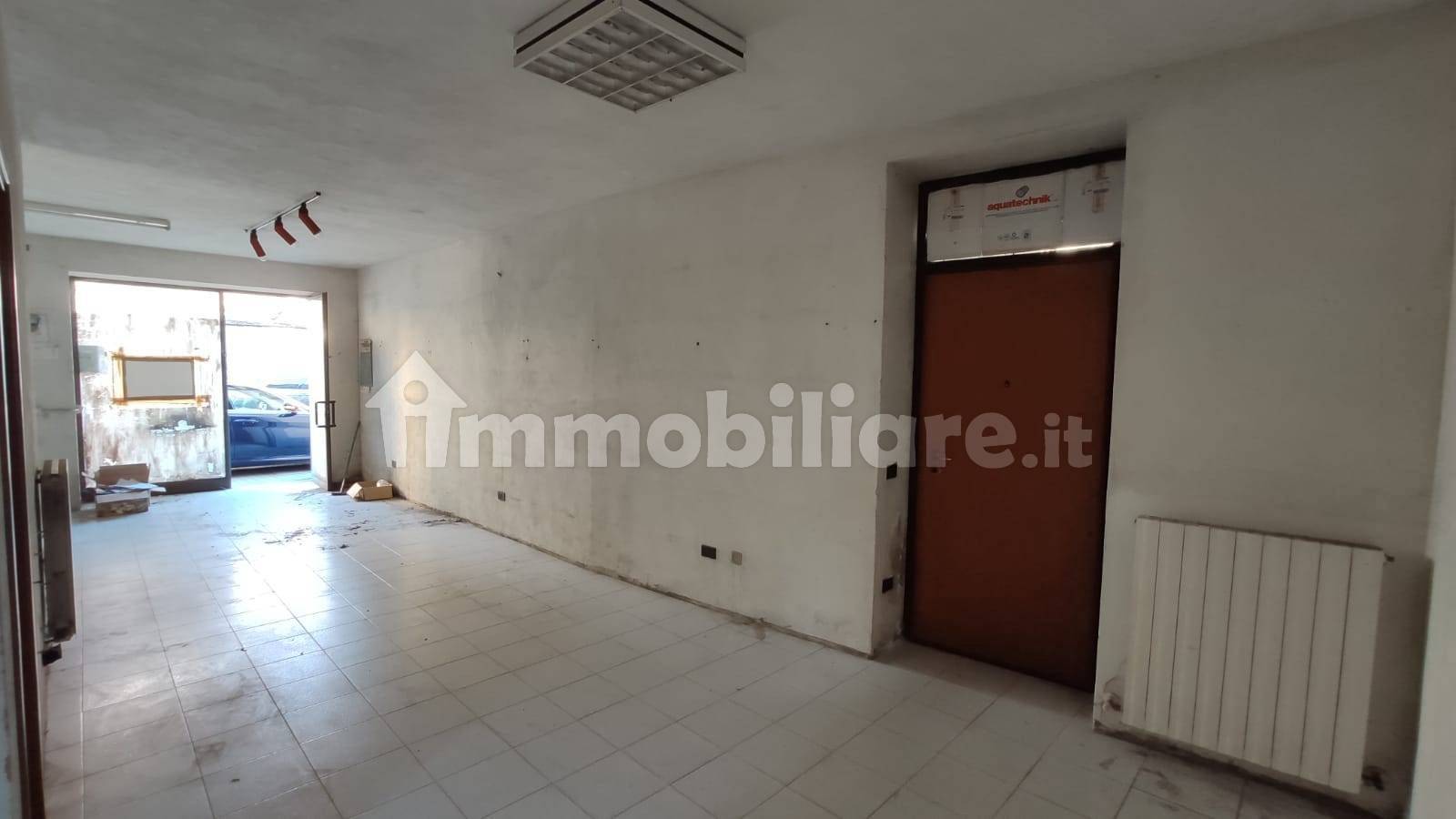 Locale commerciale in Vendita