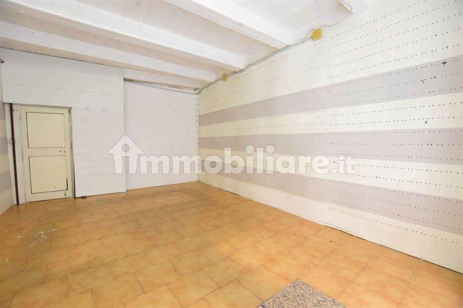 Locale commerciale in Vendita