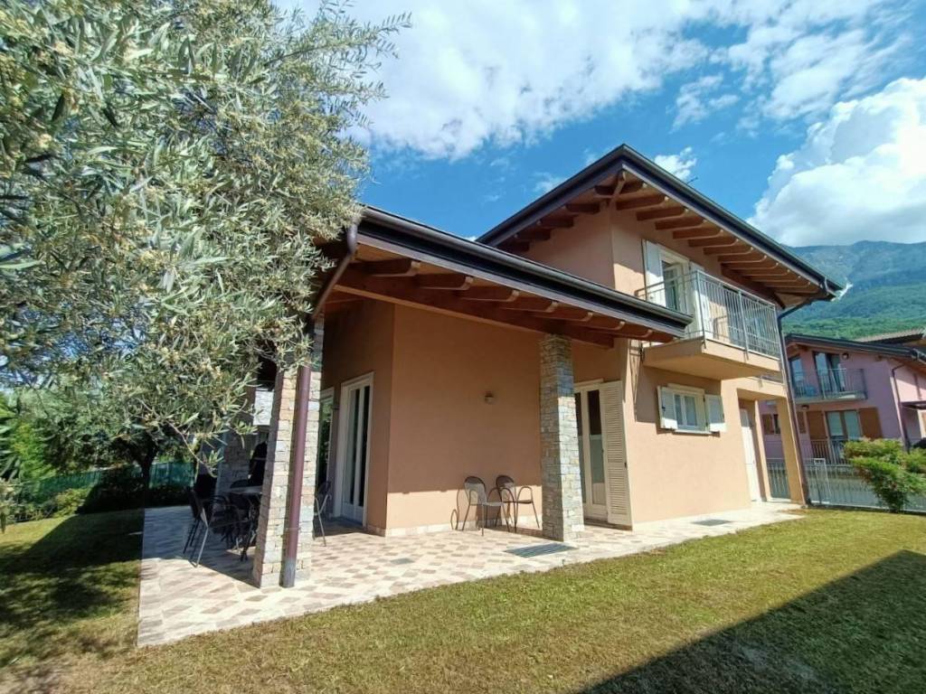 Vendita Villa unifamiliare in via Alla Chiesa Colico. Buono stato ...