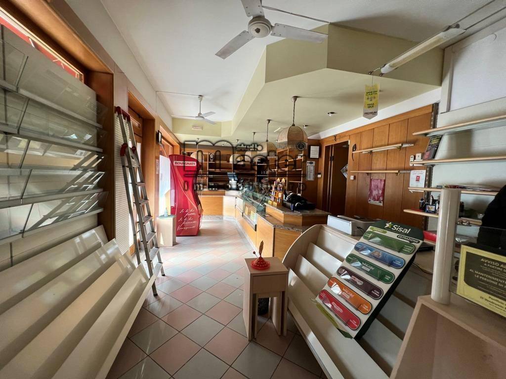 Locale commerciale in Vendita