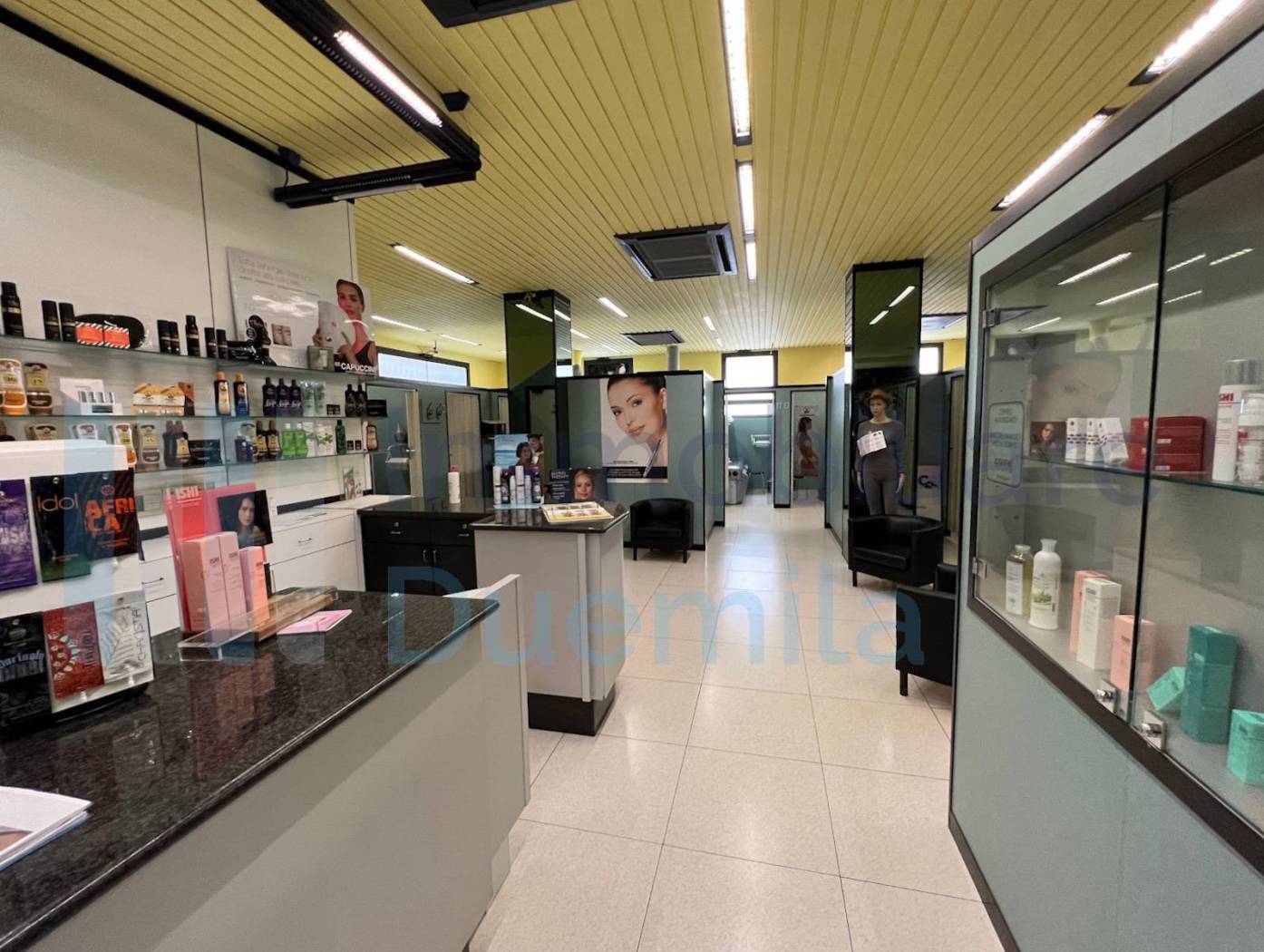 Locale commerciale con laboratorio in Vendita