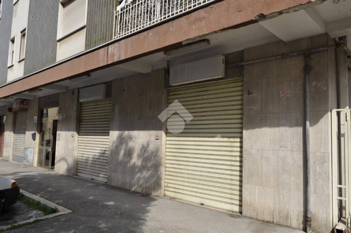 Locale commerciale in Vendita