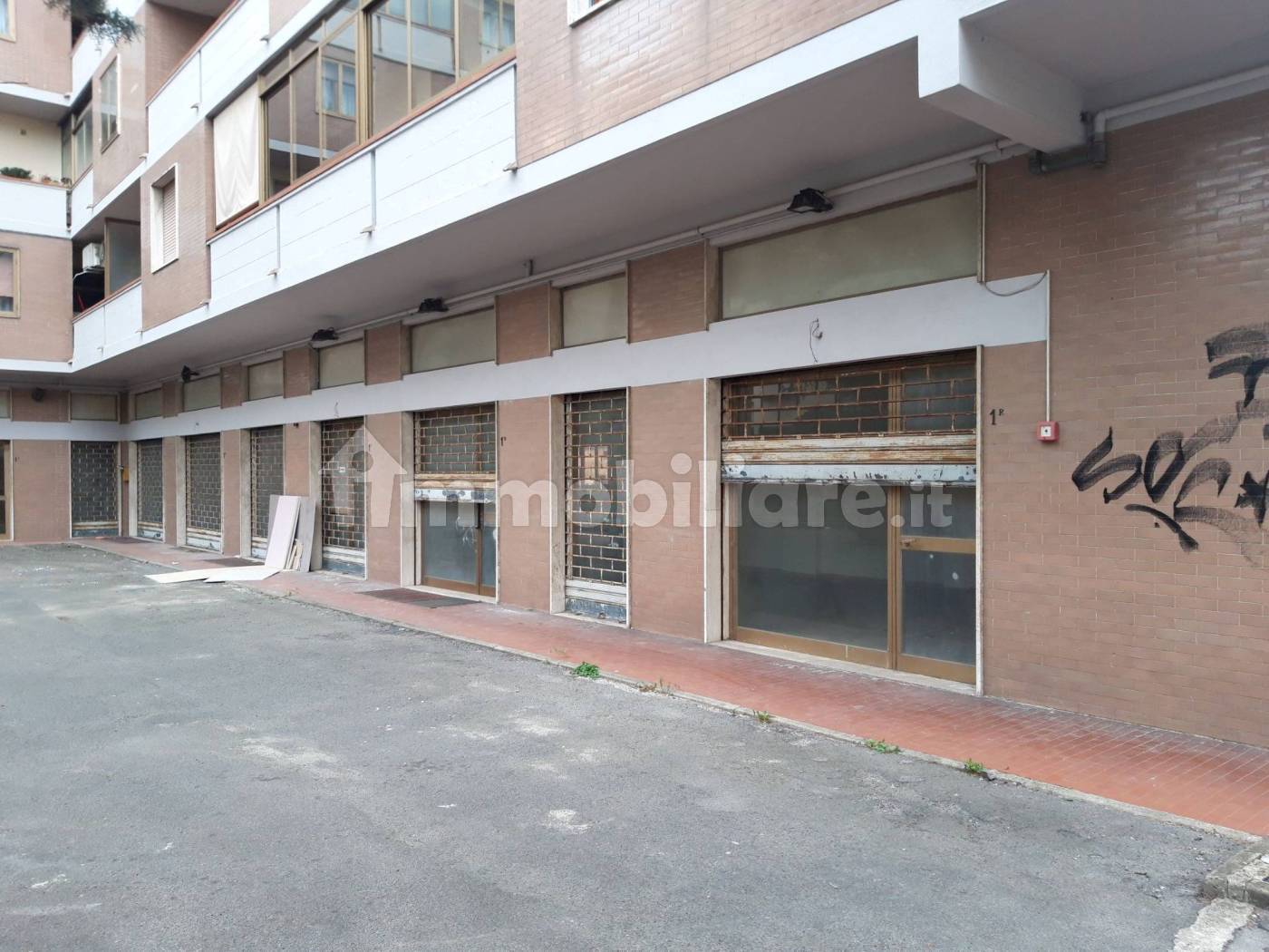 Locale commerciale in Vendita