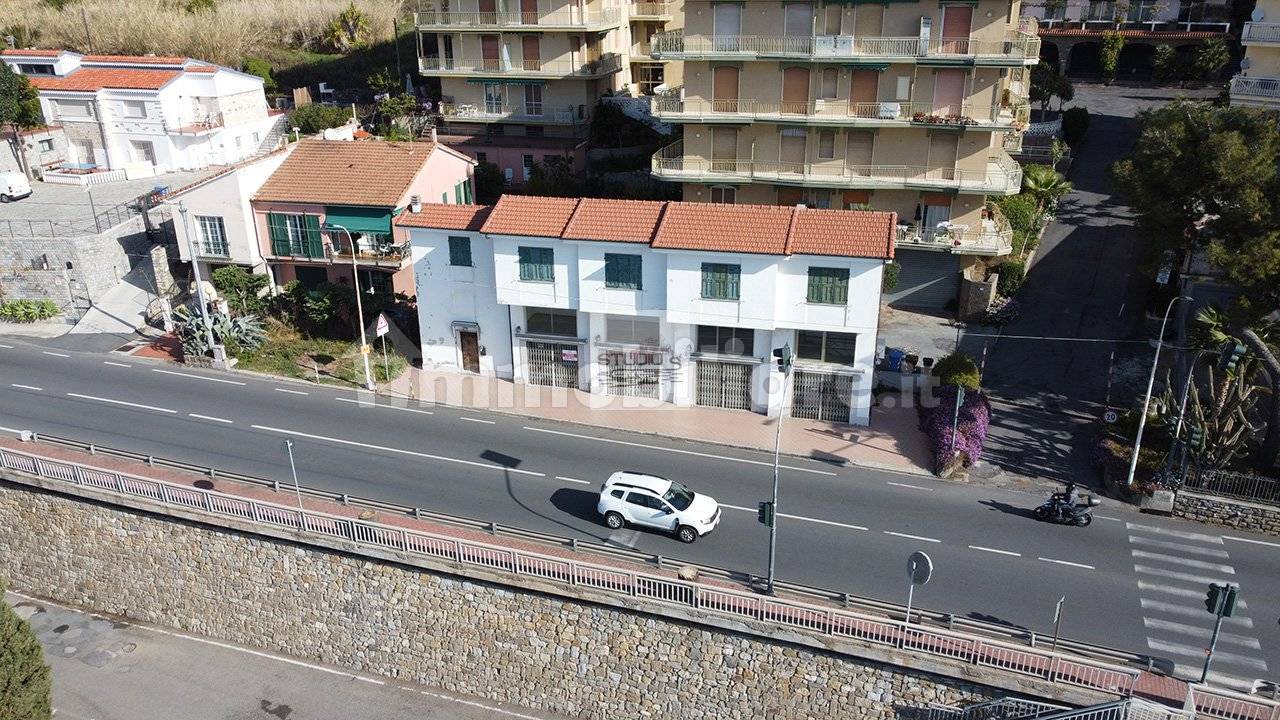 Locale commerciale in Vendita